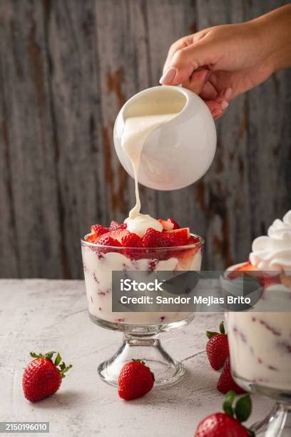 딸기와 크림이 담긴 유리 컵에 크림을 붓습니다 공간을 복사합니다 0명에 대한 스톡 사진 및 기타 이미지 0명 건강한 생활방식 건강한 식생활 Istock