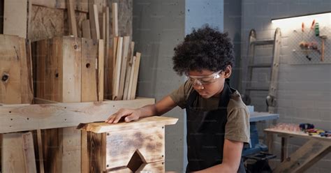 목공 작업장 복사 공간에서 목조 새집을 짓는 십대 아프리카계 미국인 소년의 초상화 사진 Unsplash의 목수 이미지