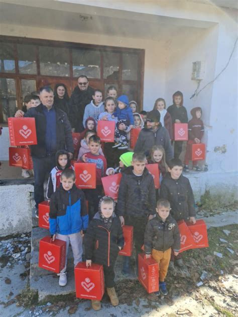 Македонски активисти ги израдуваа децата од Голо Брдо со новогодишни пакетчиња