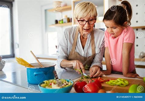 Бабушка и внучка готовят на кухне Концепция создания любви весело семьи Стоковое Изображение