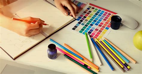 젊은 디자이너는 스튜디오 사무실에서 그래픽 태블릿에 스케치를 그립니다 사진 Unsplash의 사진술 이미지