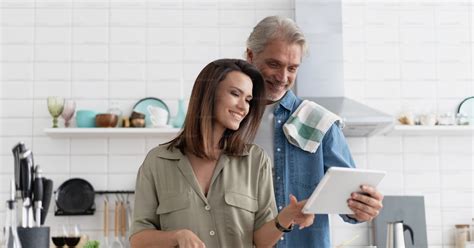 디지털 태블릿을 사용하고 집에서 부엌에서 요리하는 동안 웃고 있는 아름다운 커플 사진 Unsplash의 음식 이미지