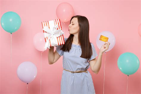 다채로운 공기 풍선 파스텔 핑크 바탕에 신용 카드와 선물 현재 빨간색 상자를 들고 키스 하는 파란 드레스에 젊은 여자의 초상화 생일 휴가 파티 사람들이 진심으 감정 14에