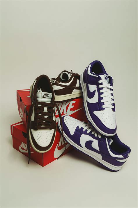 상자 위에 앉아 있는 운동화 한 켤레 사진 Unsplash의 무료 구두 이미지