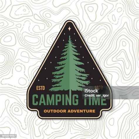 캠핑 타임 패치 스티커 야외 모험 벡터 일러스트 레이 션입니다 셔츠 또는 로고 프린트 스탬프 패치 또는 티셔츠의 개념 숲 소나무 실루엣을 가진 빈티지 타이포그래피 디자인 0