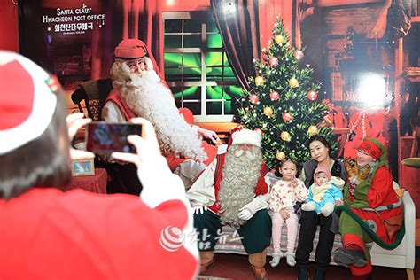 관광객들과 포토타임 갖는 산타와 엘프