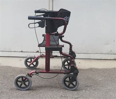 Лека алуминиева проходилка с облегалка за възрастни хора Терапевтични и ортопедични прод