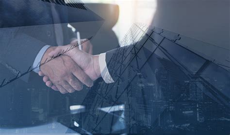 도시 배경의 투자 거래 및 건물 성공 팀워크 및 파트너십 부동산 개발 개념에 대한 비즈니스 악수의 이중 노출 2명에 대한 스톡