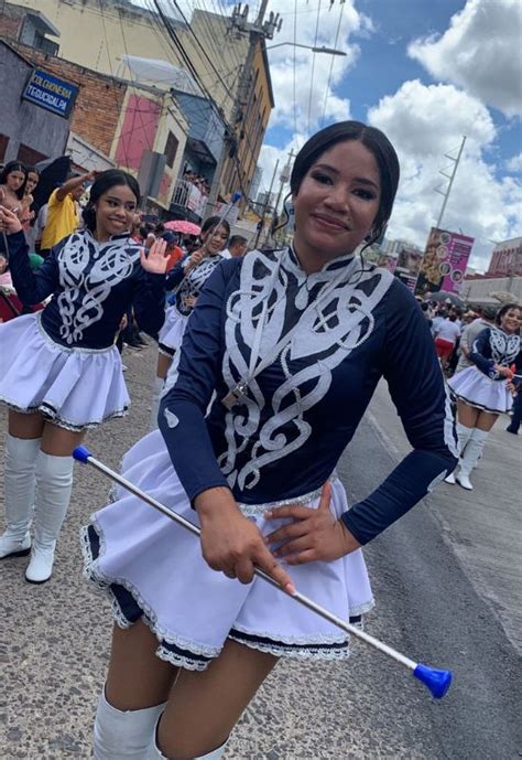 Vestidas De Azul Bellas Palillonas Desfilan En Tegucigalpa