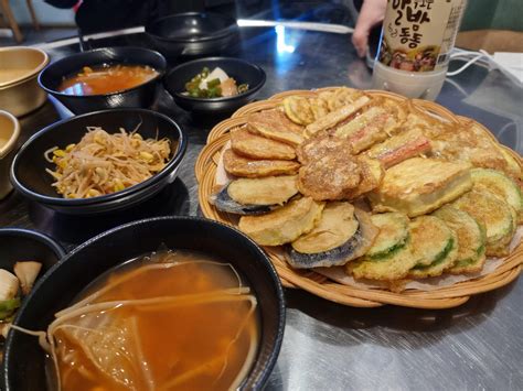 A Lot Of 전 Ft 막걸리 In The Background Dining And Cooking