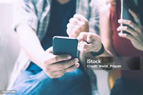 친구 앉아서 스마트폰 연결 기술을 사용 하 여 그룹화 하 고 프로젝트와 비즈니스를 함께 시작 기술 개념입니다 검색에 대한 스톡