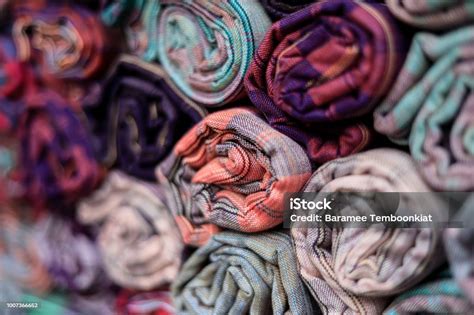 전통적인 태국 스타일 들보 직물 면 멀티 선명한 색상 및 패턴 선 그리드 스트라이프 체커 테이블에서 만든 선택적 초점 개념에 대한 스톡 사진 및 기타 이미지 Istock