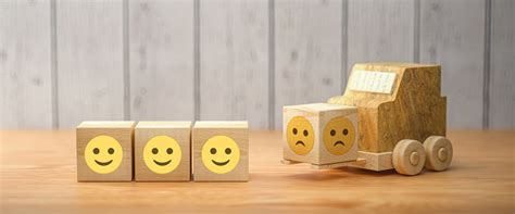 행복한 웃는 상징과 슬픈 웃는 얼굴로 상자를 움직이는 나무 지게차와 큐브 3d 일러스트 0명에 대한 스톡 사진 및 기타 이미지 0명 3차원 형태 It 지원 Istock