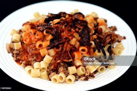 검은 배경에 고립 된 Koshary의 이집트 요리 쌀 마카로니 및 렌즈 콩으로 만든 인기있는 거리 음식 이집트에 대한 스톡 사진 및 기타 이미지 Istock