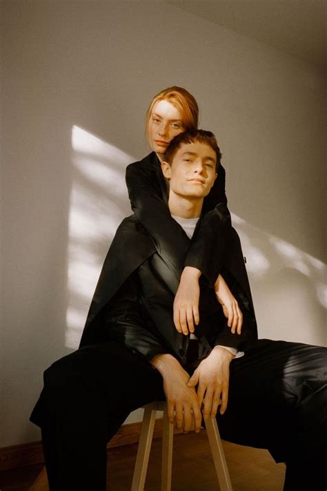 Позирование для фото позы на улице в студии дома Обучение позированию Фотопозирование