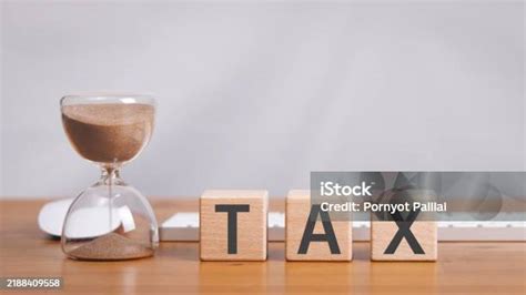 나무 테이블에 세금 텍스트가 있는 나무 큐브 블록 와 모래시계 컴퓨터 마우스 키보드 흰색 Backgroun 가계에 대한 스톡 사진 및 기타 이미지 Istock