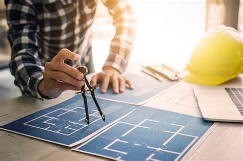 엔지니어는 칸막이를 사용하여 집 설계를 검사하여 폭과 길이를 확인합니다 건설 산업에 대한 스톡 사진 및 기타 이미지 건설 산업 건설업자 건축가 Istock