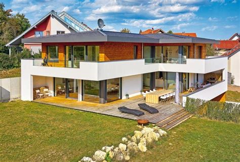 Flach Geneigtes Walmdach Mit Hohem Dachrandabschlussprofil