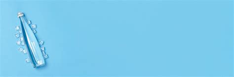 얼음 조각과 파란색 배경에 맑은 물이있는 유리 병 건강과 아름다움 물 균형 갈증 열 여름의 개념 플랫 레이 상단 보기 배너 0