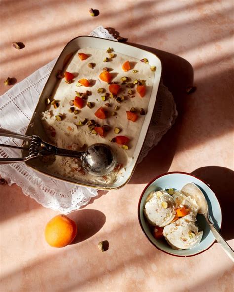 Бърз сладолед от цедено кисело мляко с кайсии и априкот боши Щипка смях и лъжица любов