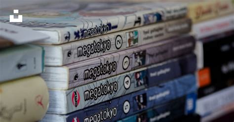 탁자 위에 놓인 책 더미 사진 Unsplash의 무료 문자 메시지 이미지