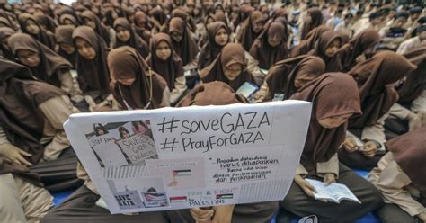 팔 위한 기도 집회 여는 인니 무슬림 학생들