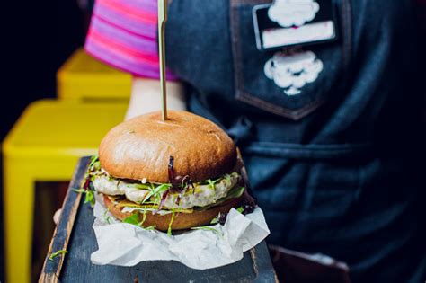 신선한 햄버거 공예 종이 야외에서 바베 큐에 요리 Cookout 미국 바베 큐 음식입니다 배경에서 산만된 요리사와 함께 스테이크 고기와 야채 근접 촬영으로 큰 햄버거 길거리