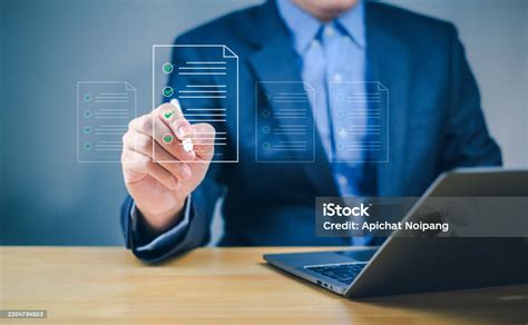 노트북에서 작업하면서 디지털 그래프와 상호 작용하는 사업가는 데이터 분석과 현대 기술을 상징합니다 개발에 대한 스톡 사진 및 기타 이미지 Istock