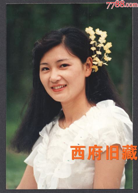 八十九十年代，头上插着黄色小花的姑娘老照片西府旧藏【7788收藏】