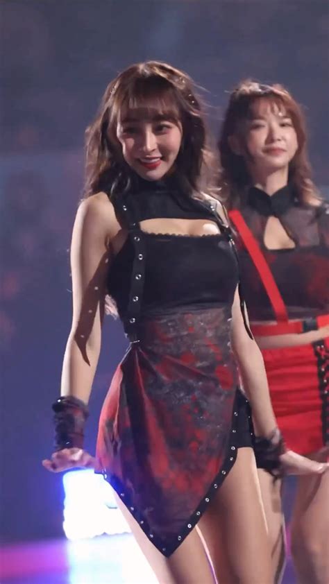 「啦啦队女神」林襄心口开窿晒上围 疑逼爆上衣胸部变形被压扁 星岛日报