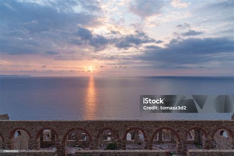 해안에서 바라본 해변의 석양과 전경에 오래된 버려진 건물이 있는 풍경 0명에 대한 스톡 사진 및 기타 이미지 0명 건축 건축물 Istock