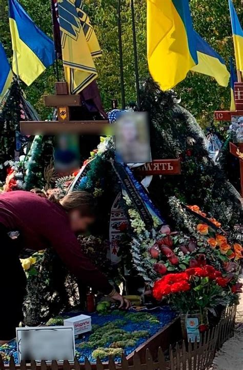 Збирали з могил військових прапори шеврони нашивки квіти у Києві викрили групу малолітніх