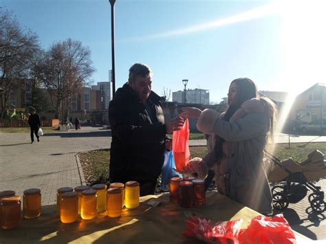 При значителен интерес премина Коледният фермерски базар в Мездра снимки