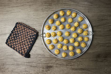 나스타 케주 홈메이드 파인애플 타르트 또는 나스타 케주 파인애플 잼을 곁들인 쿠키 오븐에서 갓 꺼낸 알루미늄 팬에 강판 치즈를