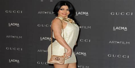 هيفاء وهبي تتألق بإطلالة عروس البحر فوشيا