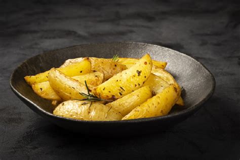 겉바속촉 감자 구이 만드는 간단 비법 주방 속 과학 당신의 건강가이드 헬스조선 겉바속촉 감자 구이 만드는 간단 비법 주방 속 과학 당신의 건강가이드 헬스조선