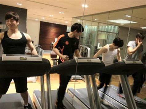 2am 헬스클럽 러닝머신조권 발이 안보여