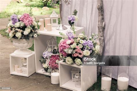 야외 레스토랑에서 촛불 행사 장식 부케 꽃 장미와 Eustoma의 결혼식 결혼 의식에 대한 스톡 사진 및 기타 이미지 결혼 의식 0명 결혼식 Istock