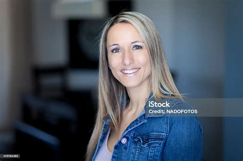 인물 사진 뽀샤시 금발 여자 있는 집에서 카메라를 보고 미소 2015년에 대한 스톡 사진 및 기타 이미지 2015년 30 39세 40 49세 Istock