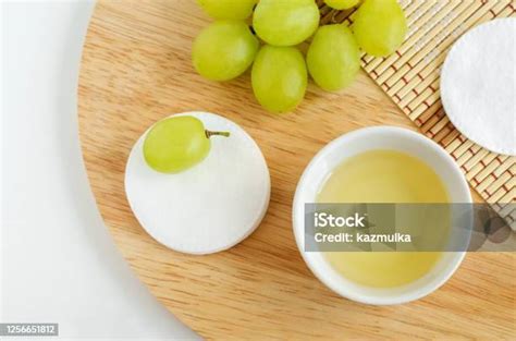 포도 씨 오일 면 패드와 작은 그릇 수제 헤어 마스크 얼굴 토너를 준비하기위한 재료 자연의 아름다움 치료 레시피 제로 폐기물 개념 상단 보기 복사 공간 0명에 대한 스톡