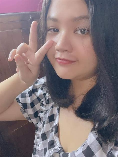 အများကြီးပြောင်းလဲသွားပြီး အလှတွေပါပြင်တတ်လာတဲ့ သမီးချောလေးကိုကြည့်ကာ ခ