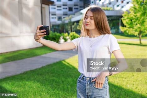 대학에서 쉬는 시간에 휴대폰으로 셀카를 찍는 매력적인 소녀 스마트폰 카메라로 사진을 찍는 매력적인 여학생 소셜 미디어에서 숙제를 하는 매력적인 여학생 18 19세에 대한