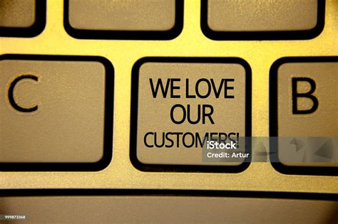 우리 사랑 우리 고객 호출 하는 텍스트를 작성 하는 단어 비즈니스 개념 클라이언트 가치가 좋은 서비스 만족 존경 키보드 갈색 노란색 키 의도 대 한 텍스트 컴퓨터 메시지
