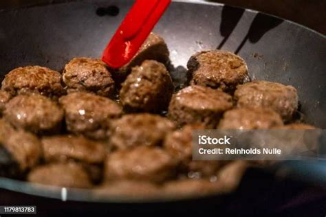 둥근 돼지 고기 커틀릿 은 그 아래 푸른 불꽃팬에 결혼식 식사에 대한 일부 햄버거에 구운 건강한 생활방식에 대한 스톡 사진 및 기타 이미지 건강한 생활방식 고기 굽기