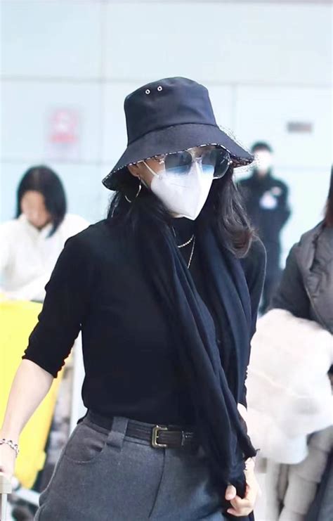 章子怡巴黎时装周归来 高领衫搭渔夫帽气场十足 搜狐大视野 搜狐新闻