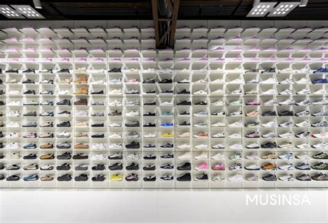 무신사 성수 대림창고 오픈 기념 품절대란 스니커즈 한정 발매 전자신문