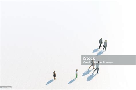 3 세대 백인 가족 산책 높은 각도 보기 흰색에 대 한 고립 인식 할 수 없는 사람들에 대한 스톡 사진 및 기타 이미지 사람들 하이 앵글 바로 위 Istock