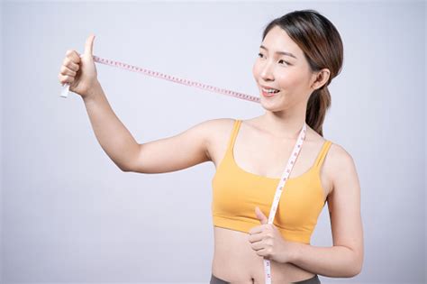 노란색 스포츠웨어를 입은 아시아 여성 흰색 배경에 고립 건강 관리 및 운동의 개념 건강한 생활방식에 대한 스톡 사진 및 기타 이미지 건강한 생활방식 건강한 식생활