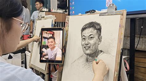 暖心！这所学校的学生为老师手绘素描肖像画