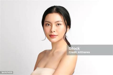 흰색 배경에 깨끗한 신선한 피부를 가진 아름다운 젊은 아시아 여성 얼굴 관리 얼굴 치료 화장품 아름다움과 스파 아시아 여성 초상화 20 24세에 대한 스톡 사진 및 기타